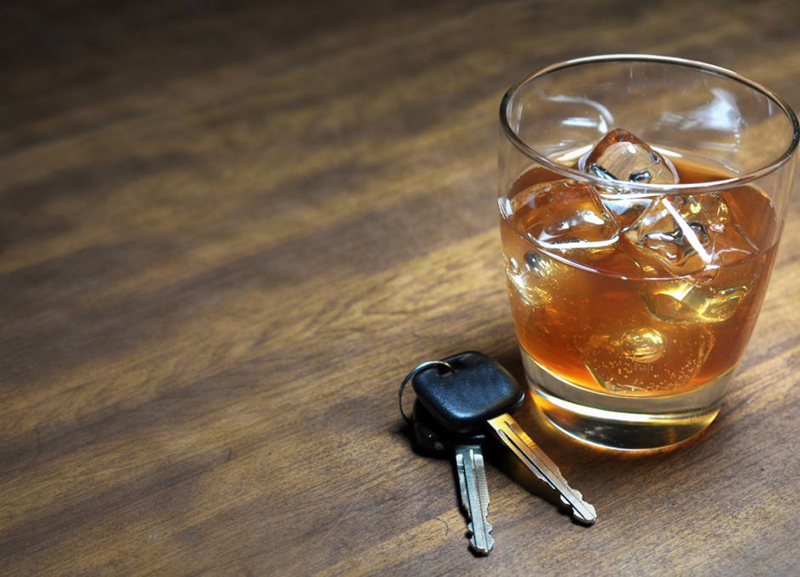 Conducir bajo los efectos del alcohol reduce la capacidad de reacción